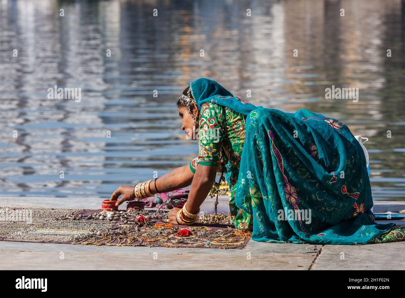 UDAIPUR, INDIA - NOVEMBER 24, 2012: Indian woman in Rajasthani ...