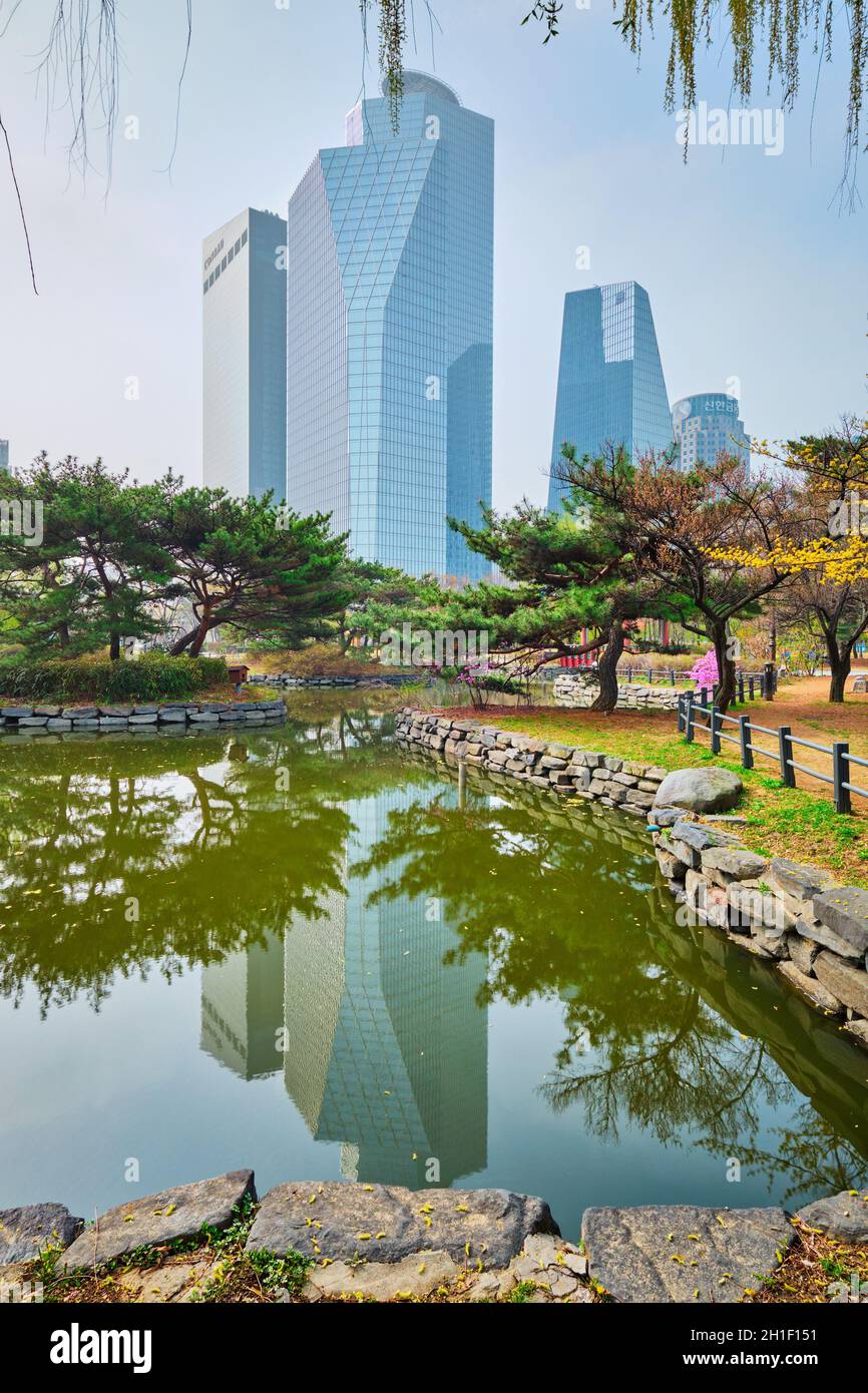 SEOUL, SOUTH KOREA - APRIL 8, 2017: Yeouido Park public park pond with ...