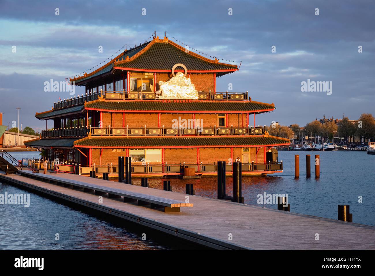 Floating chinese restaurant sea palace hi-res stock photography and ...