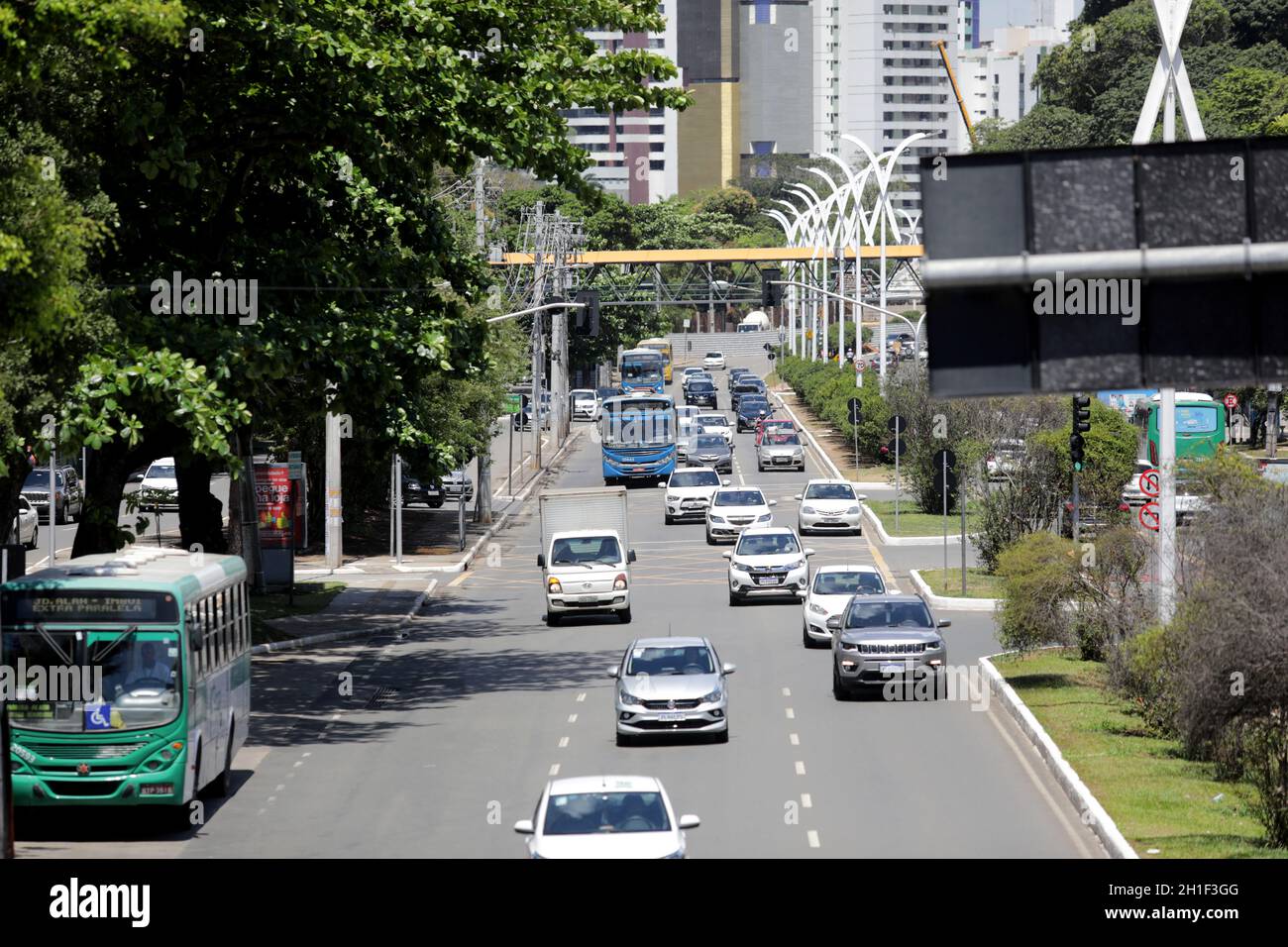 salvador, bahia / brazil - october 30, 2019: Vehicles traffic on tree ...