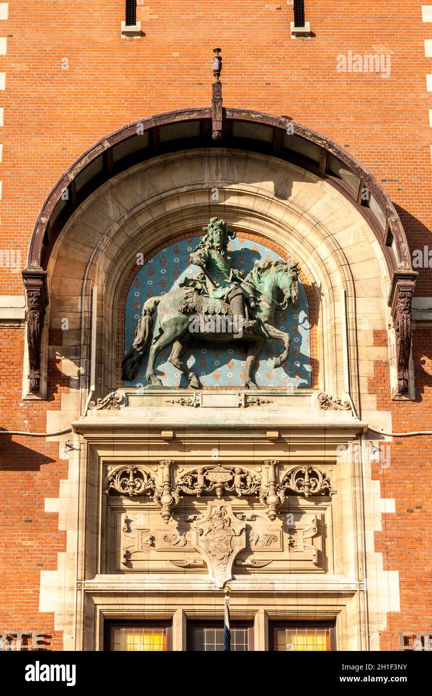 FRANCE. NORD (59). DUNKERQUE. CITY HALL. ON THE FACADE: EQUESTRIAN ...