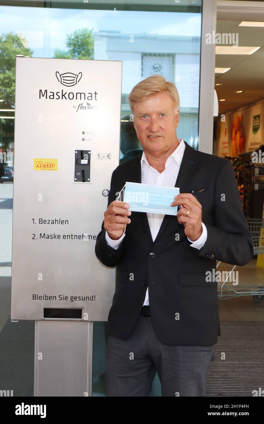 Ole von Beust, Praesentation des ersten Maskenautomaten in Hamburg von ...