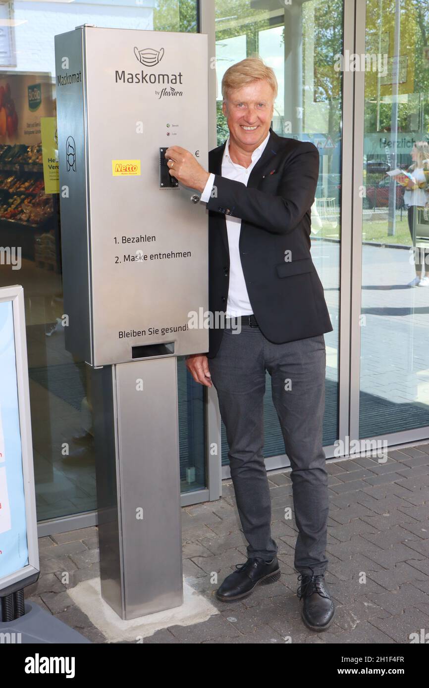 Ole von Beust, Praesentation des ersten Maskenautomaten in Hamburg von ...