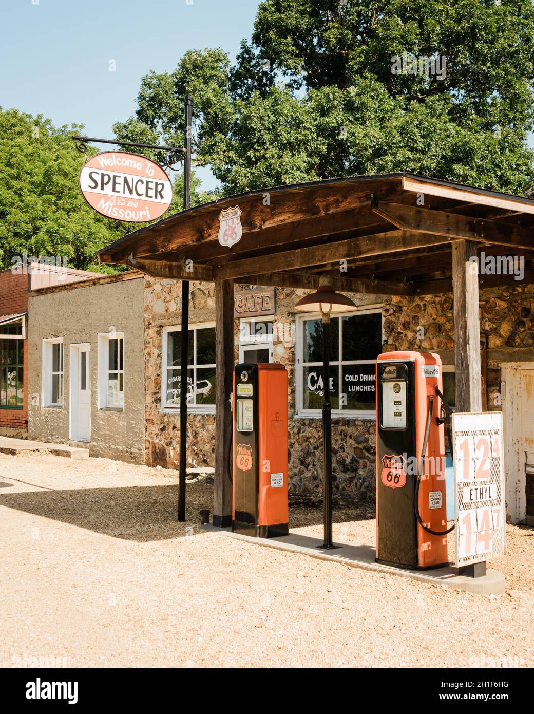 Old service station on Route 66 in Spencer, Missouri Stock Photo - Alamy