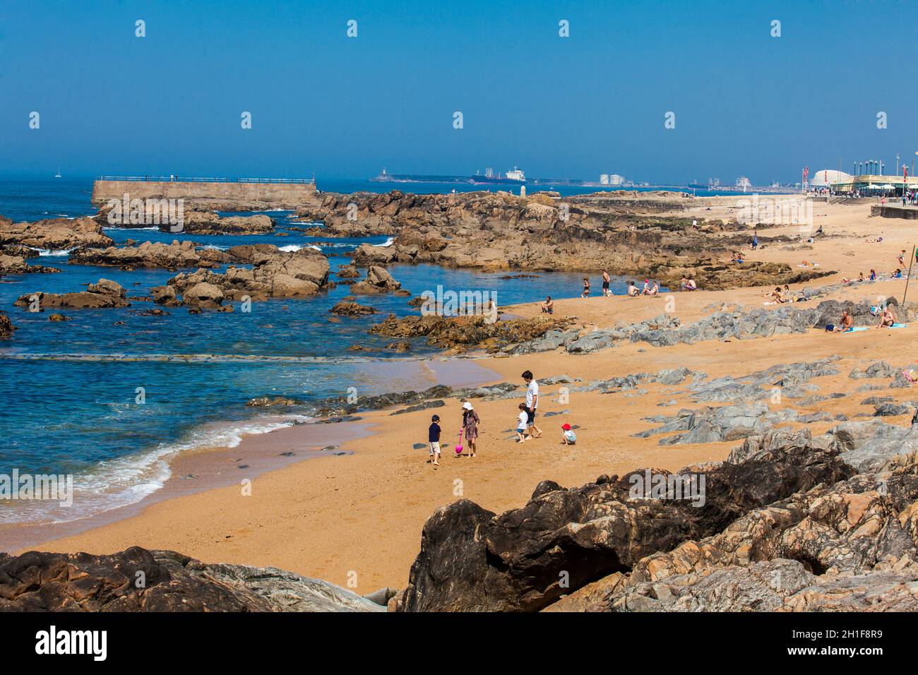 PORTO, PORTUGAL - MAY, 2018: People enjoying a sunny early spring day ...