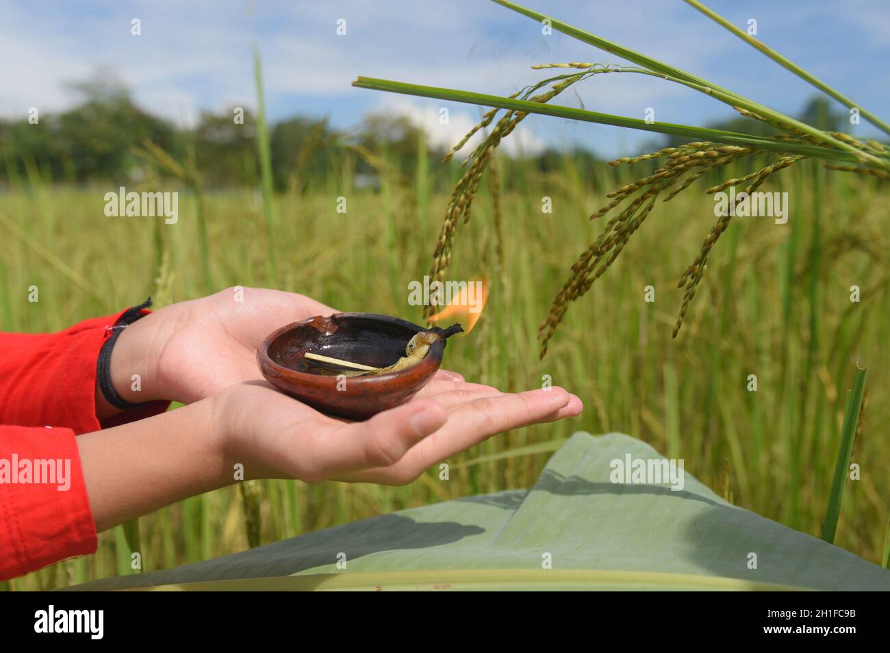 Guwahati, Guwahati, India. 18th Oct, 2021. Girl light earthen lamps in ...