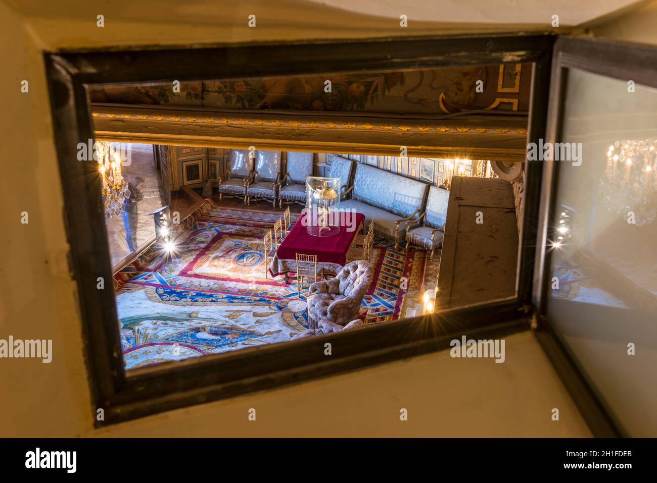 FRANCE. SEINE-ET-MARNE (77). FONTAINEBLEAU. THE CASTLE. SMALL WINDOW OF ...