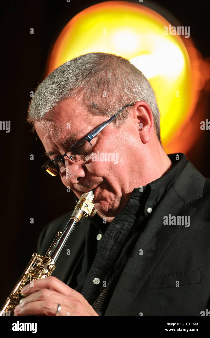 Andy day performer hi-res stock photography and images - Alamy