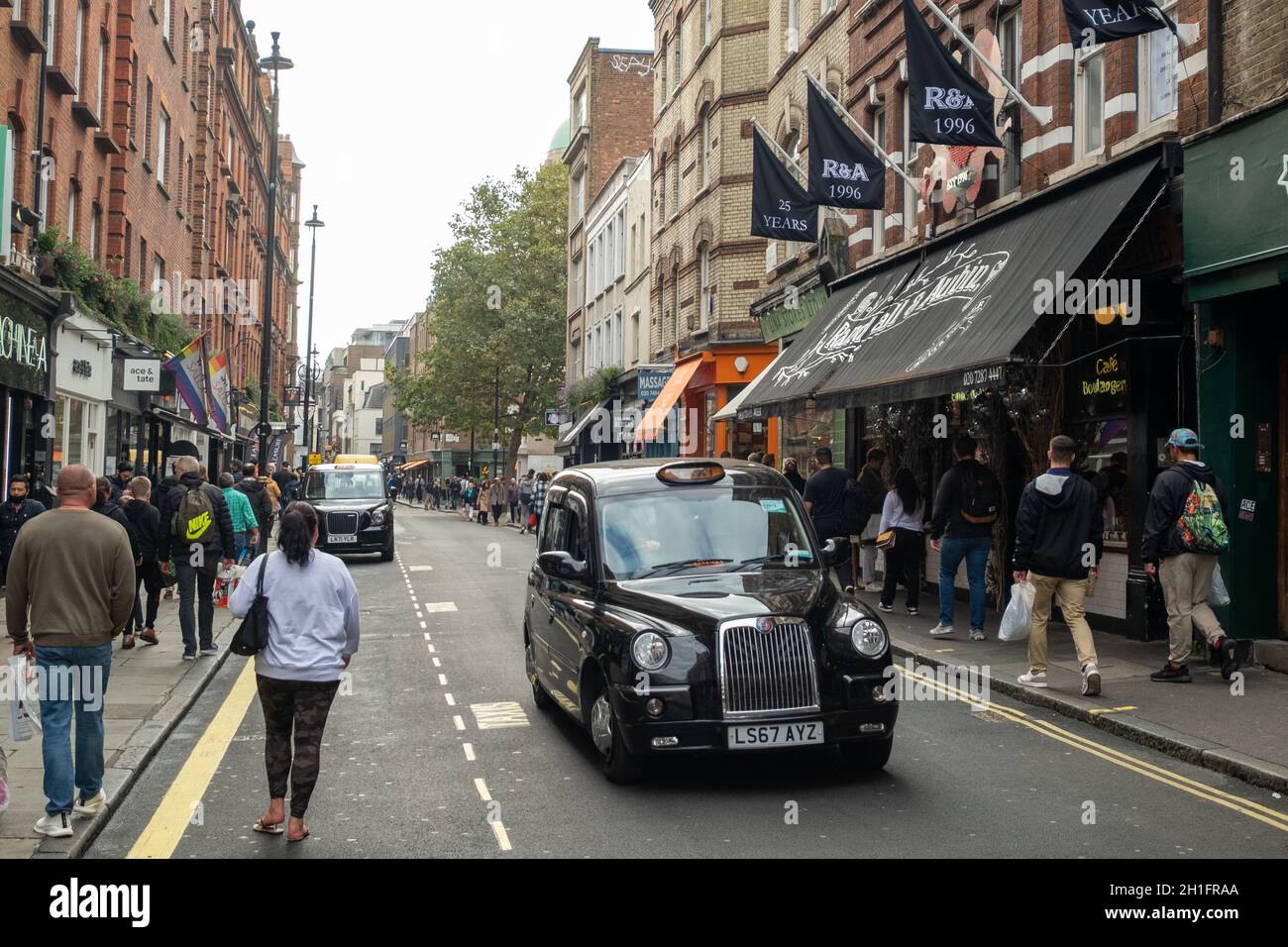 London October, 2021: Busy Soho street scene in London's West End Stock ...