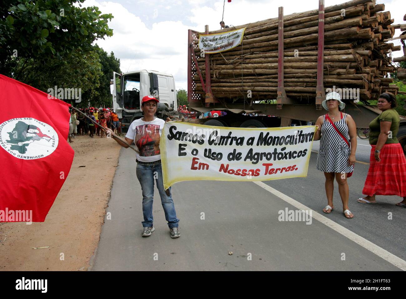Women poverty shack hi-res stock photography and images - Alamy