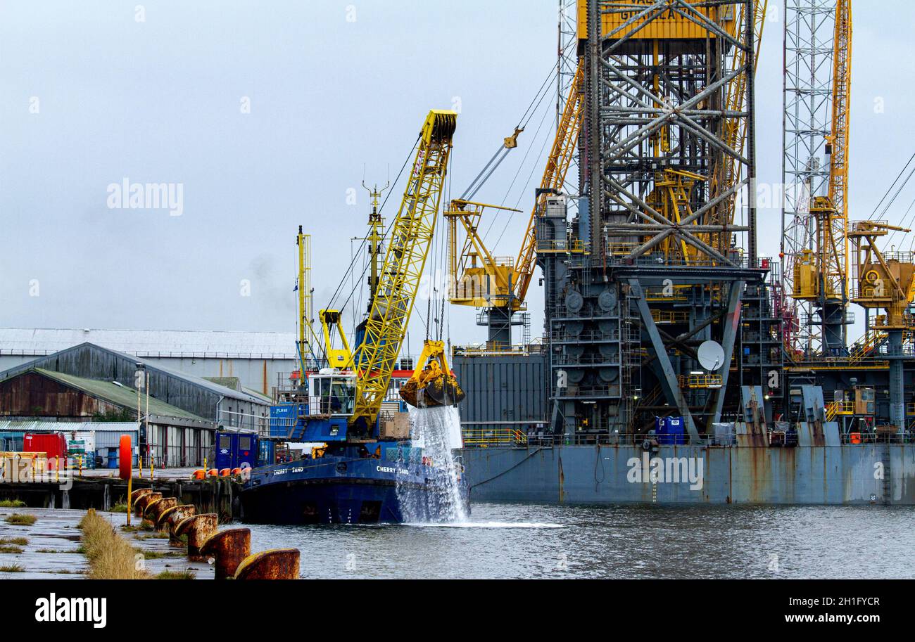 Self propelled grab hopper hi-res stock photography and images - Alamy