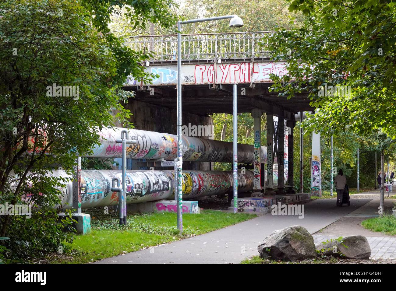 Leipzig, Germany. 17th Oct, 2021. District heating pipes (l.) pass ...