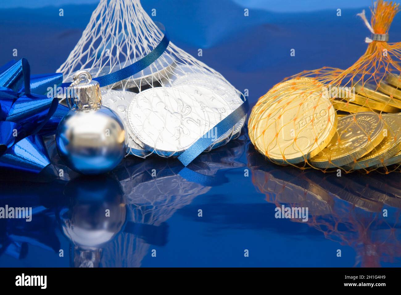 Christmas chocolate gold & silver coins Stock Photo - Alamy
