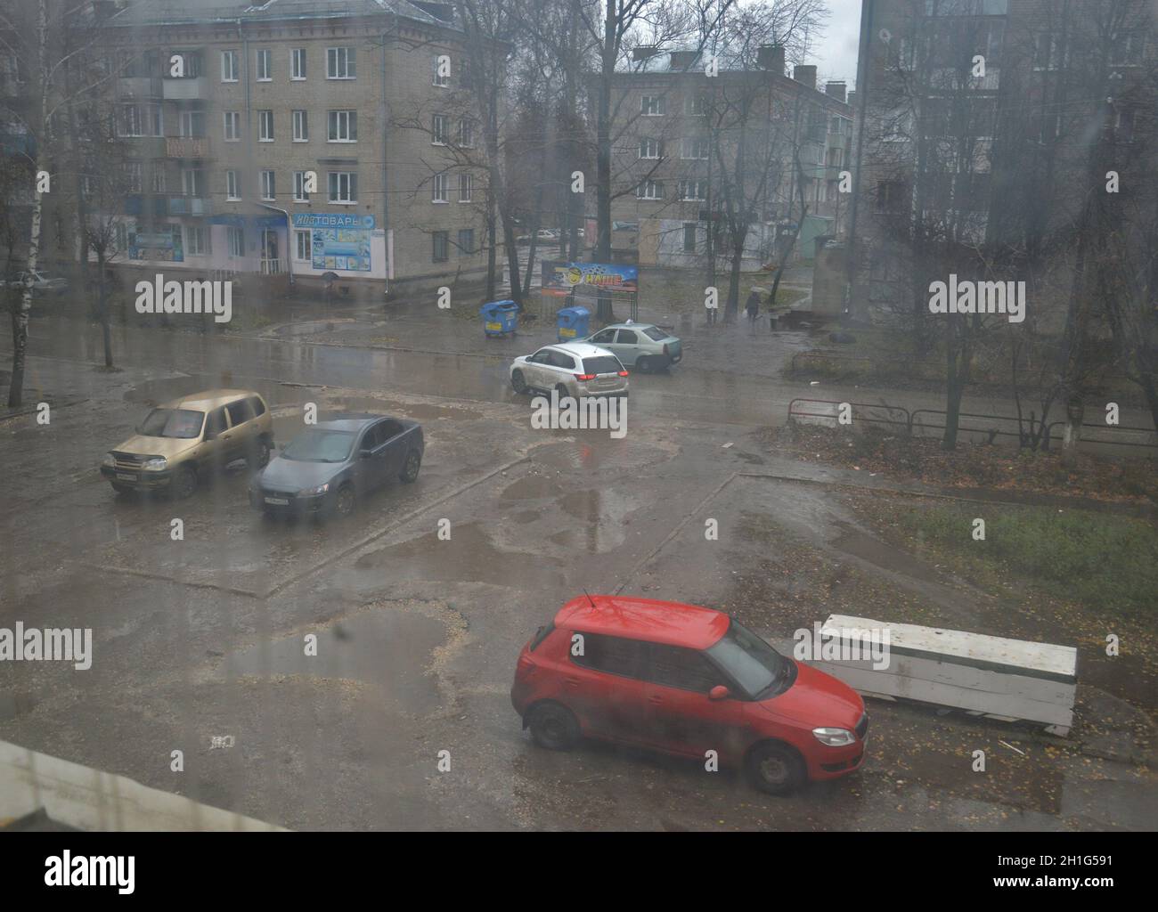 Four story apartment hi-res stock photography and images - Alamy