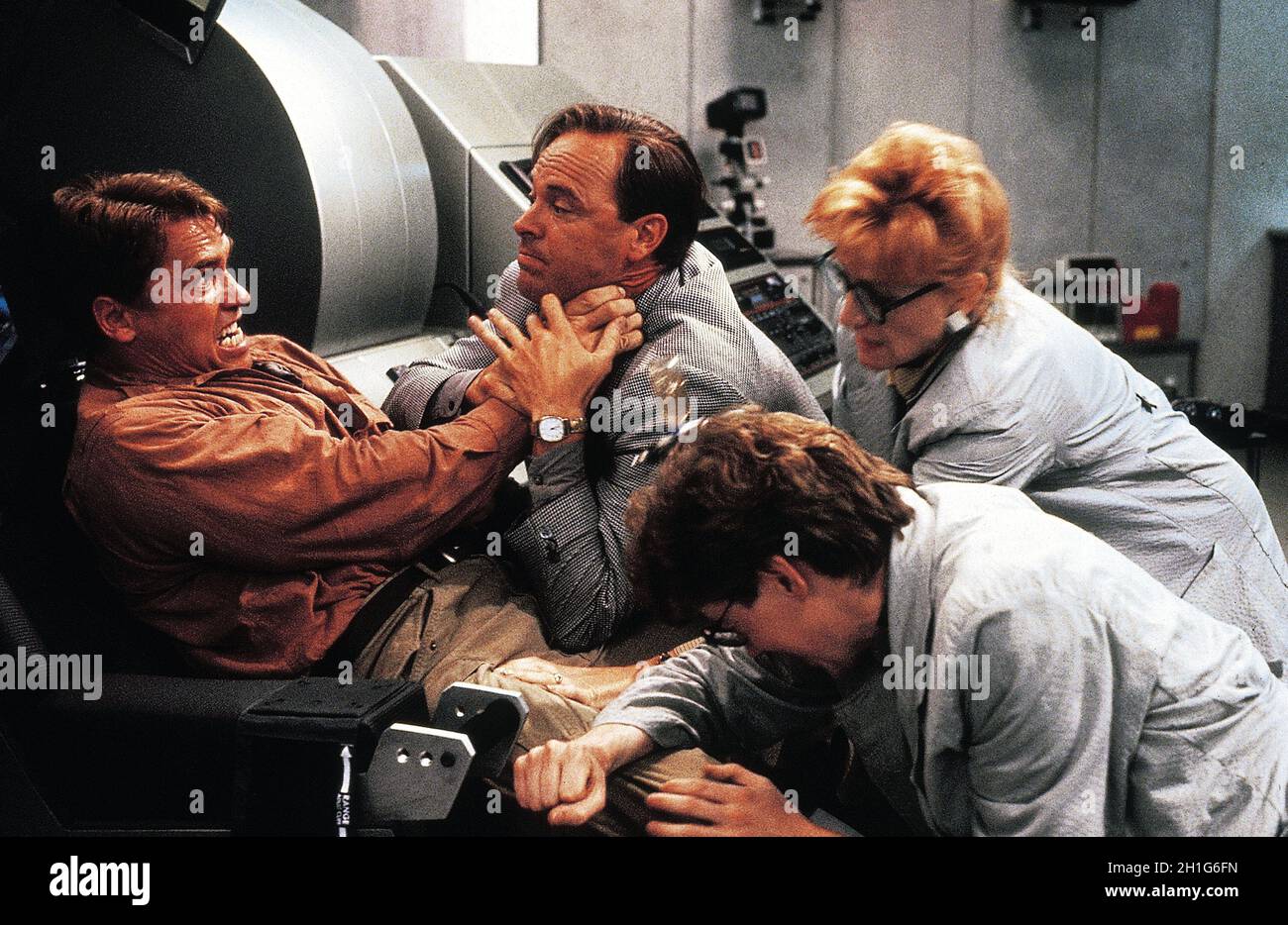 ARNOLD SCHWARZENEGGER in TOTAL RECALL (1990), directed by PAUL ...