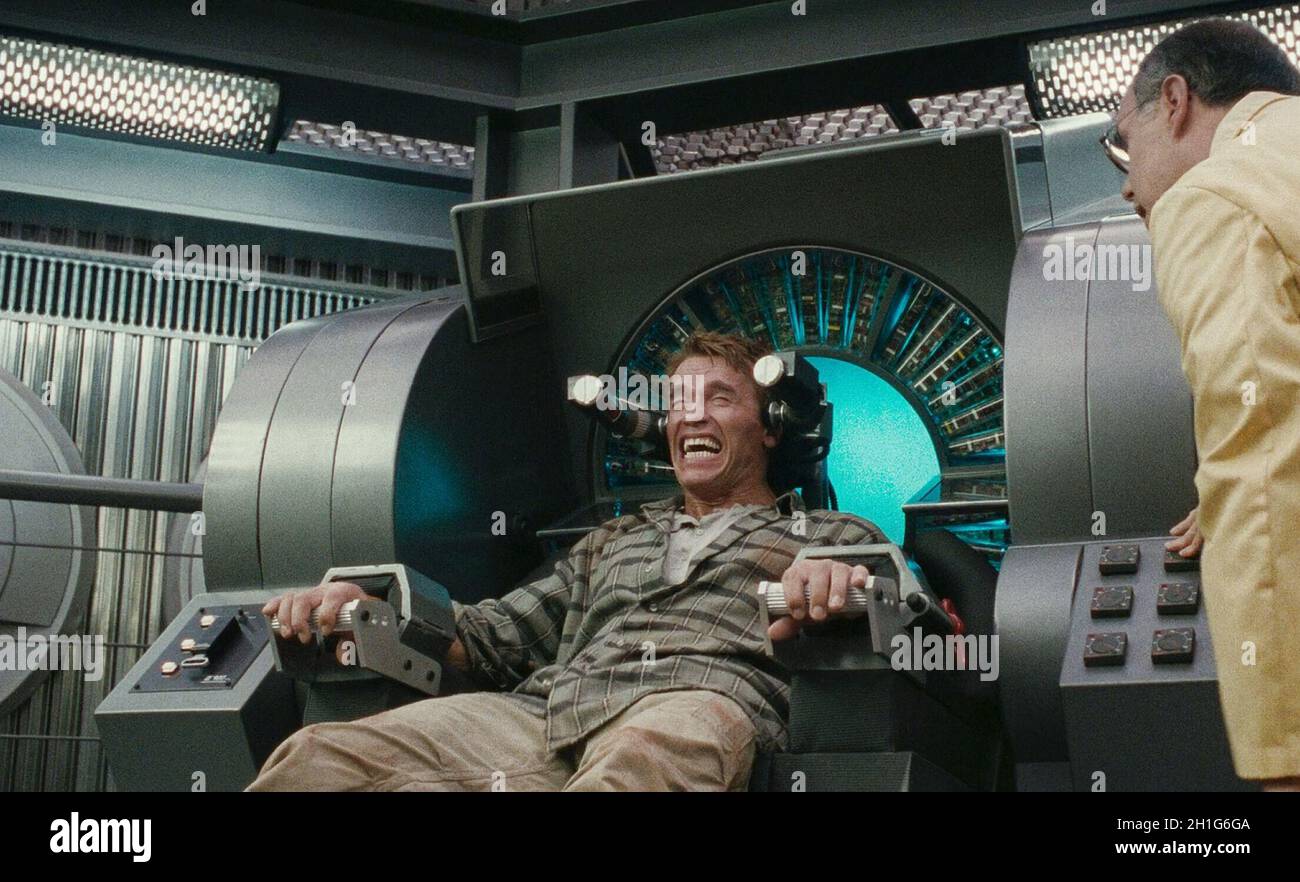 ARNOLD SCHWARZENEGGER in TOTAL RECALL (1990), directed by PAUL ...
