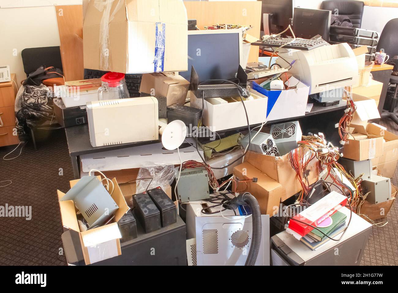 Wooden desk top paper files hi-res stock photography and images - Alamy