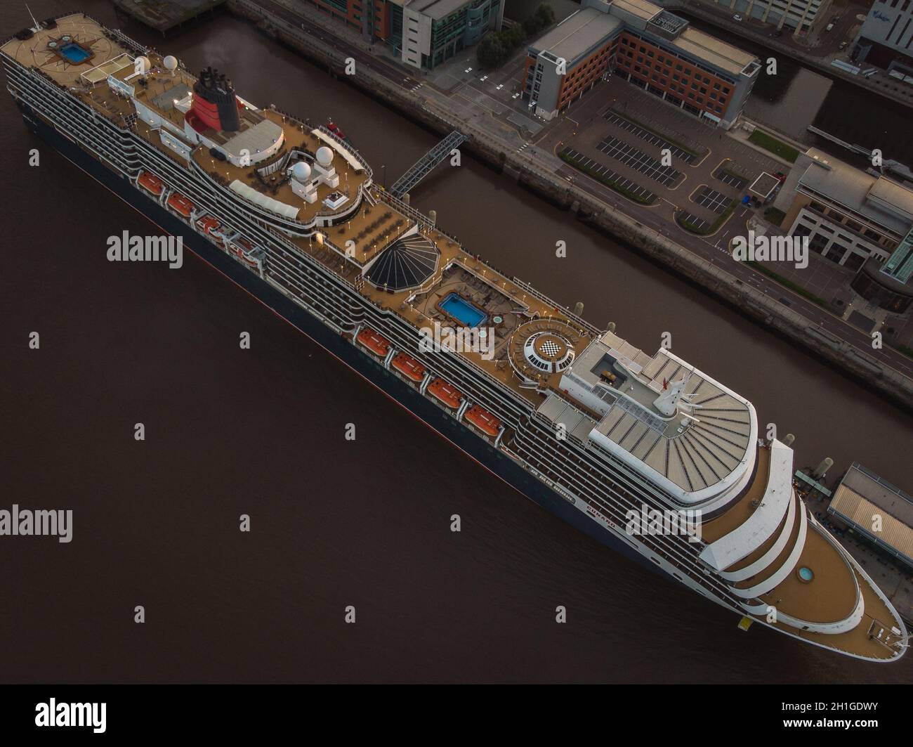 Liner style hi-res stock photography and images - Alamy