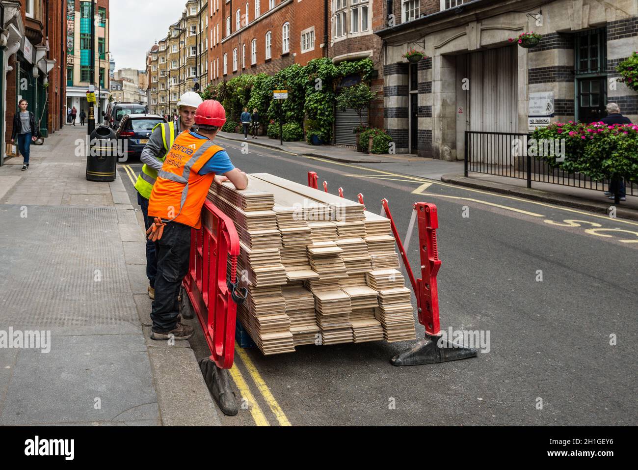 Workmen construct hi-res stock photography and images - Alamy