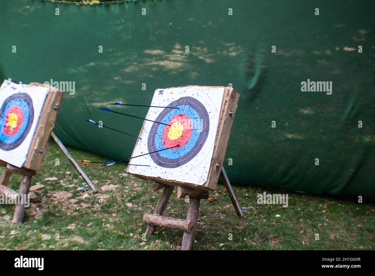 Number of arrows stuck on an archery target board Stock Photo - Alamy