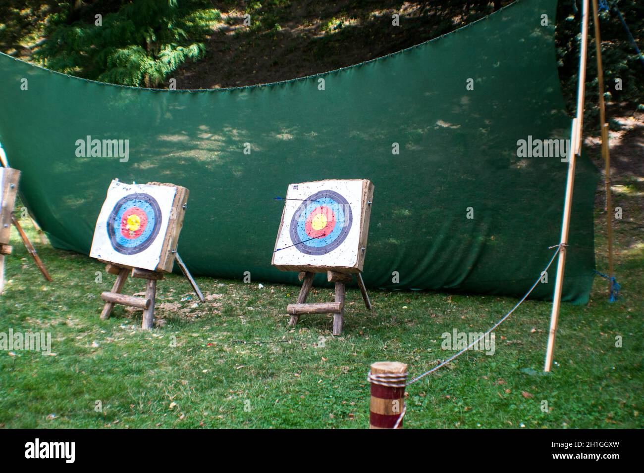 Arrows stuck hi-res stock photography and images - Alamy
