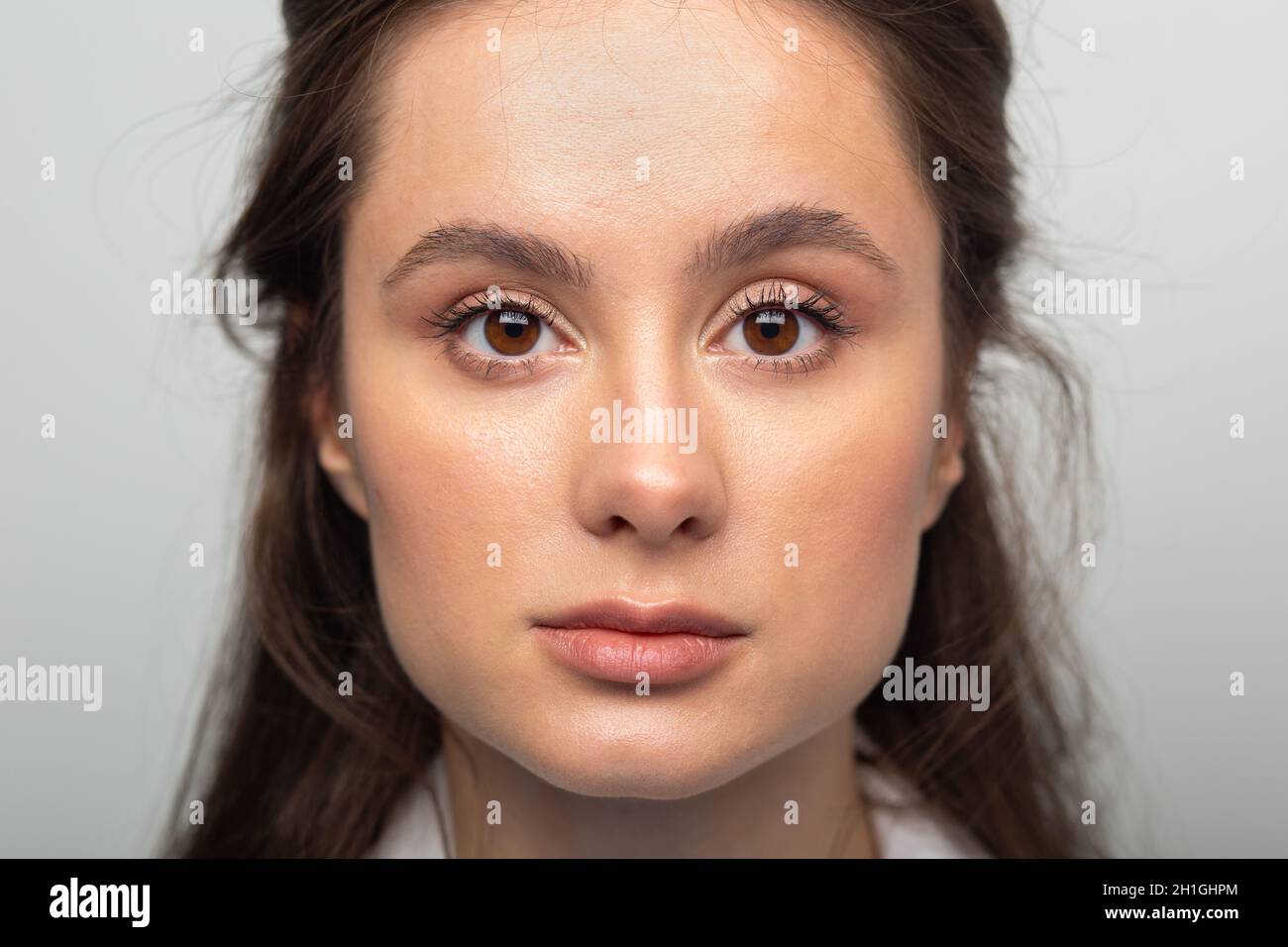 Pretty girl facing wall hi-res stock photography and images - Alamy