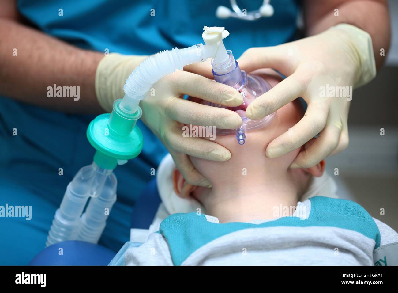 Anesthesia mask unrecognizable hi-res stock photography and images - Alamy