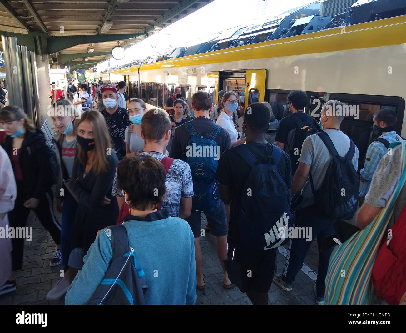 Menschen am bahnsteig hi-res stock photography and images - Alamy