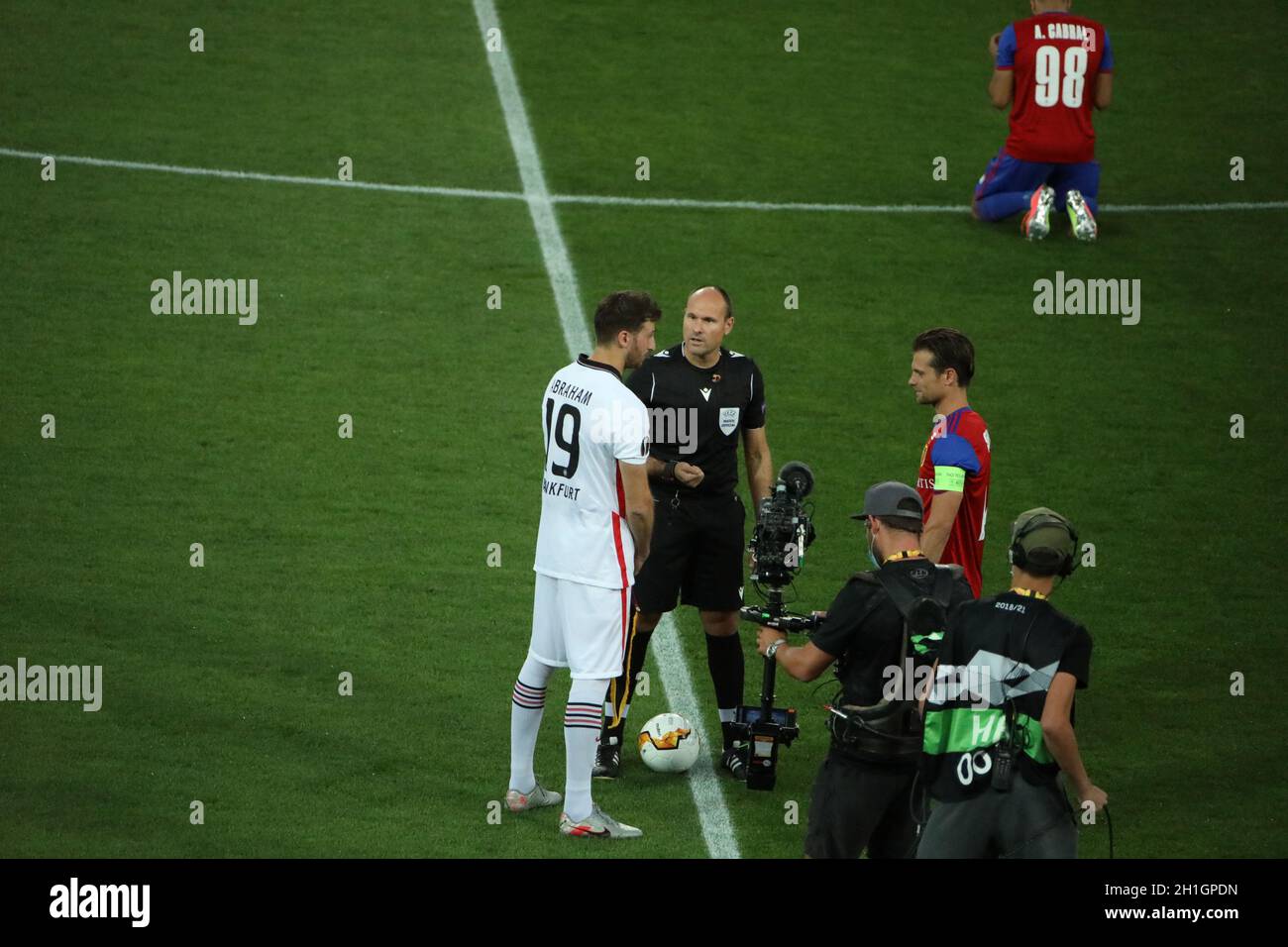 Seitenwahl vor dem Anpfiff zum Rückspiel: Abraham, David (Eintracht ...