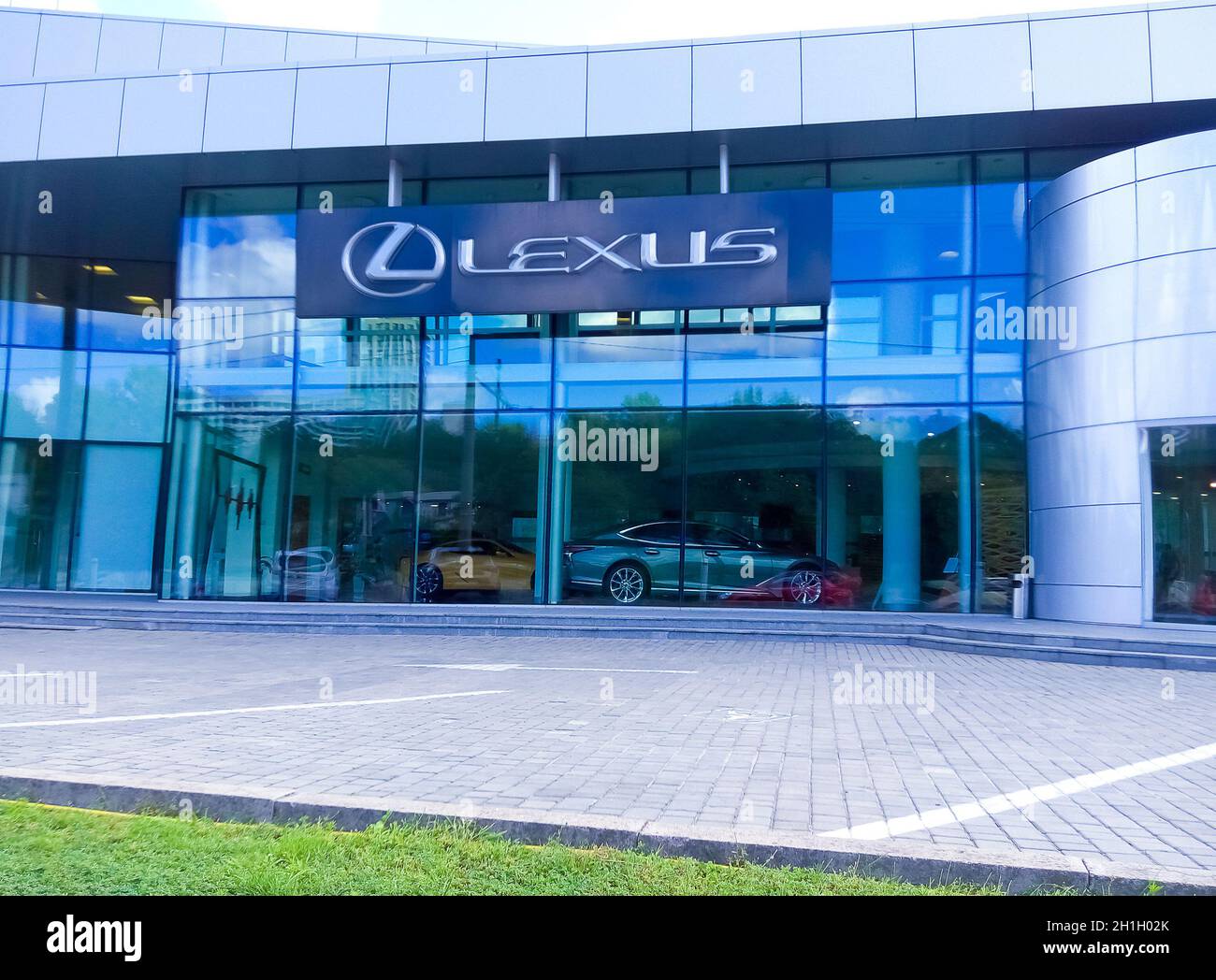 Lexus dealership sign hi-res stock photography and images - Alamy
