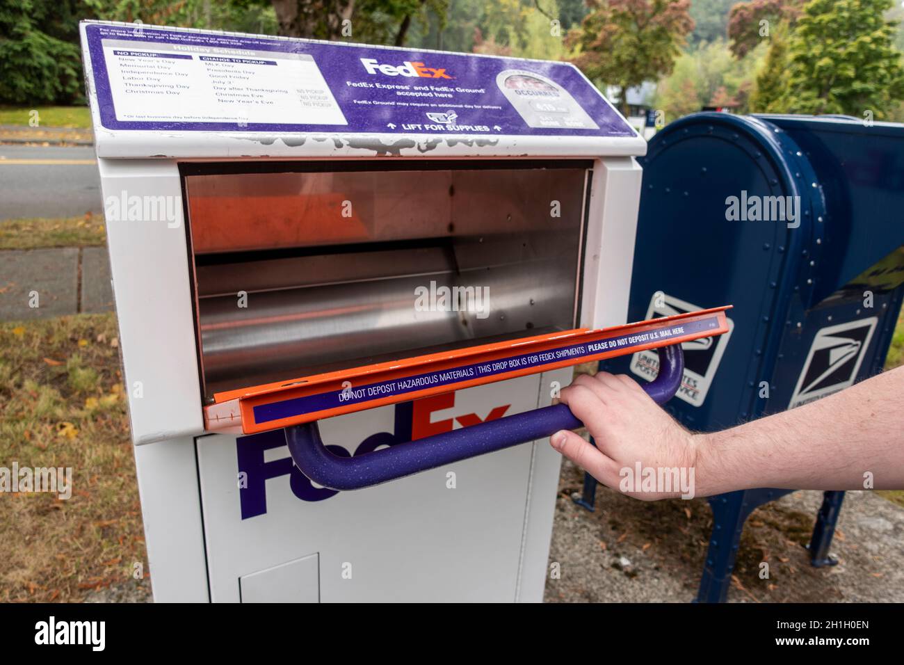 Fedex package white hi-res stock photography and images - Alamy