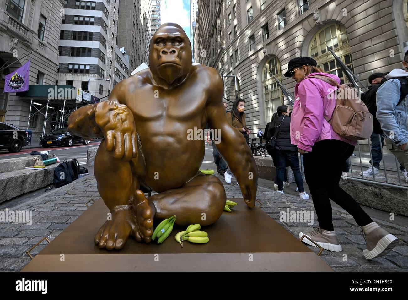 New York Us 18 10 2021 People Walk Past A Temporary Installation Of
