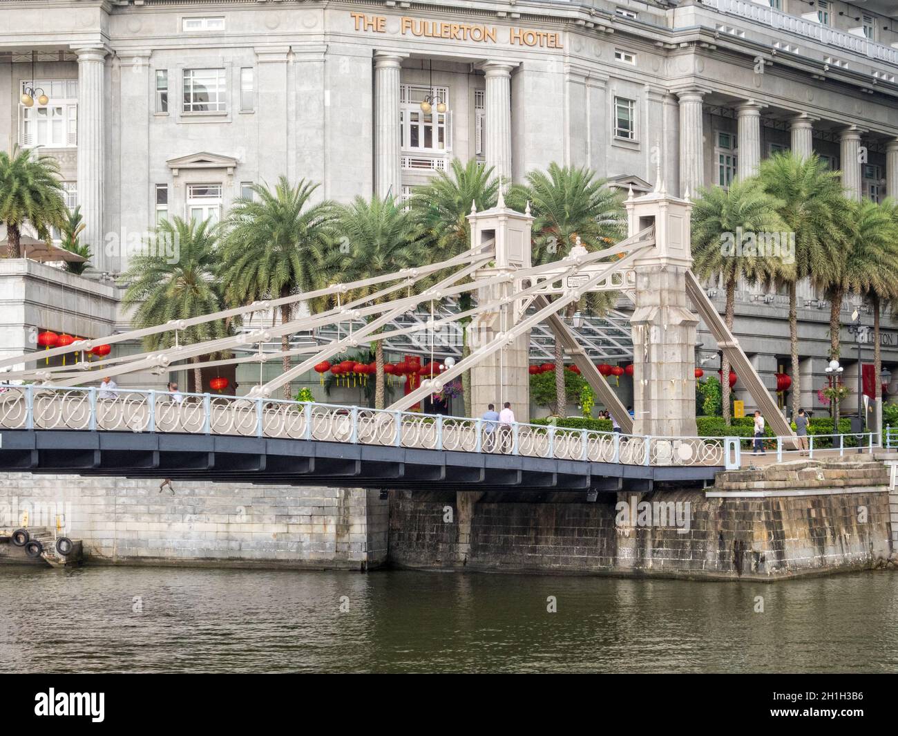 Cavenagh Bridge and The Fullerton Hotel - Singapore Stock Photo - Alamy