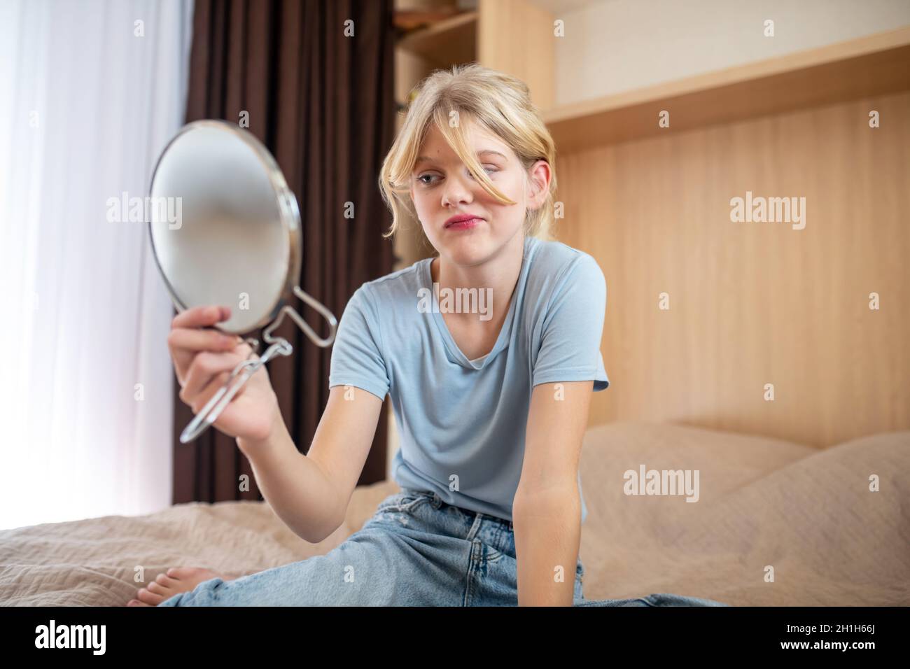 Unsatisfied person hi-res stock photography and images - Alamy