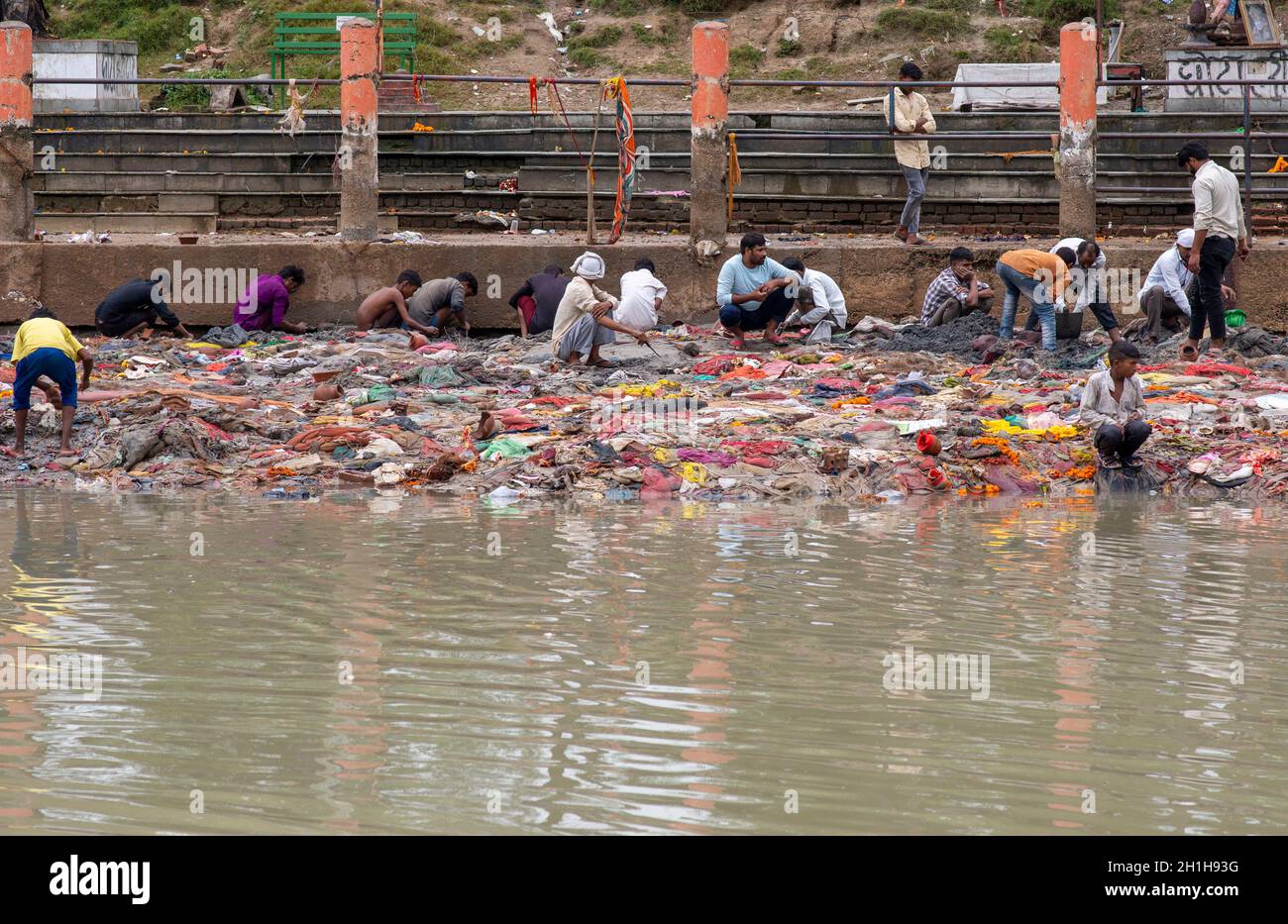 Muradnagar, India. 18th Oct, 2021. Locals along with their children ...