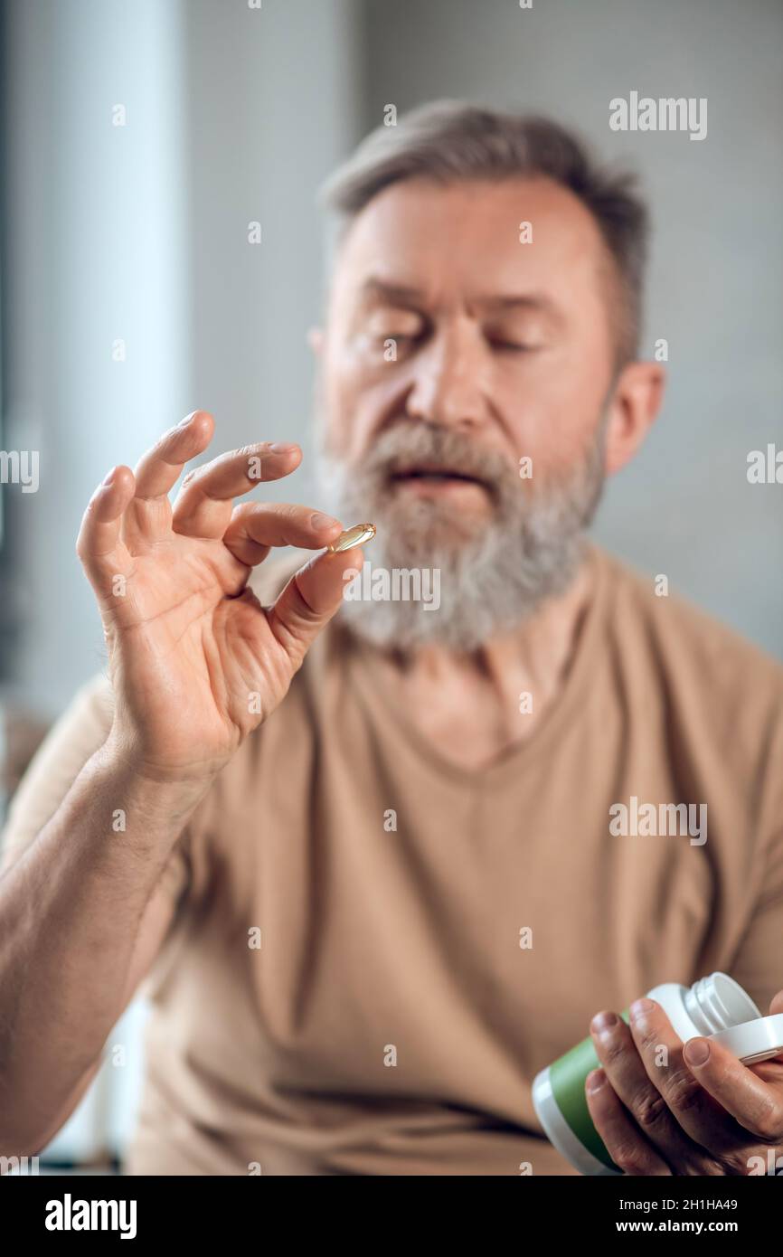 Man holding a pill hi-res stock photography and images - Alamy
