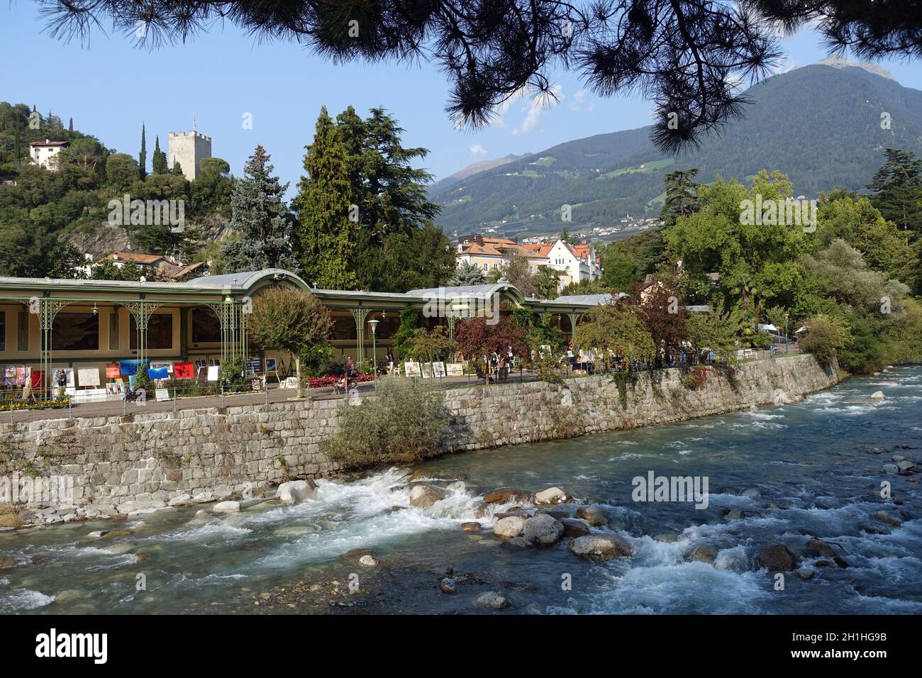 Promenade an der Passer mit Blick auf die Wandelhalle, Meran, Südtirol ...