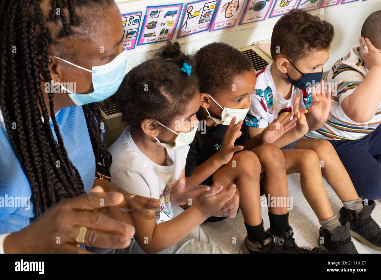 Education Preschool 3-4 year olds music session with remote teacher ...