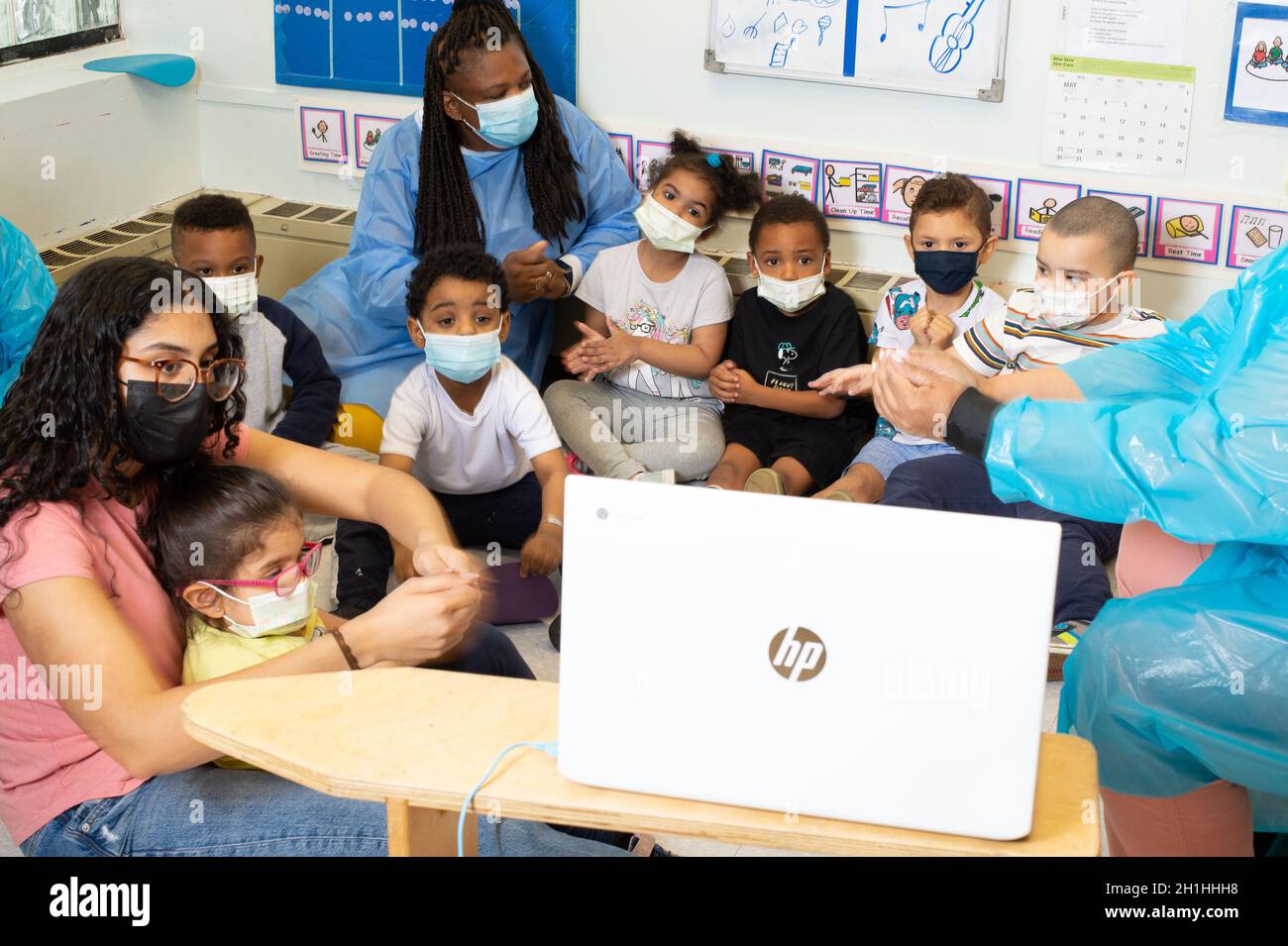 Education Preschool 3-4 year olds music session with remote teacher ...