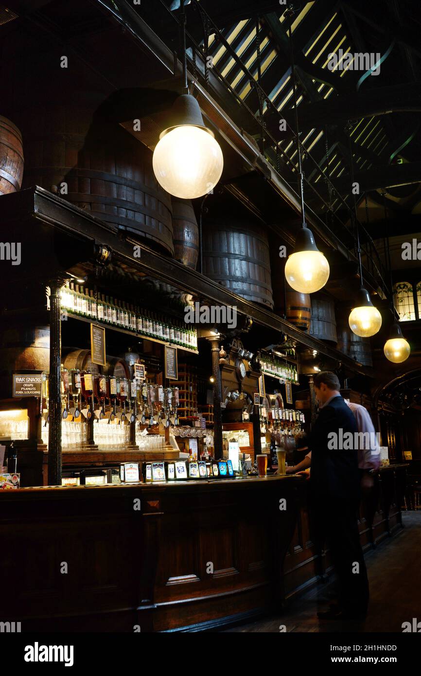 Old english pub interior hi-res stock photography and images - Alamy