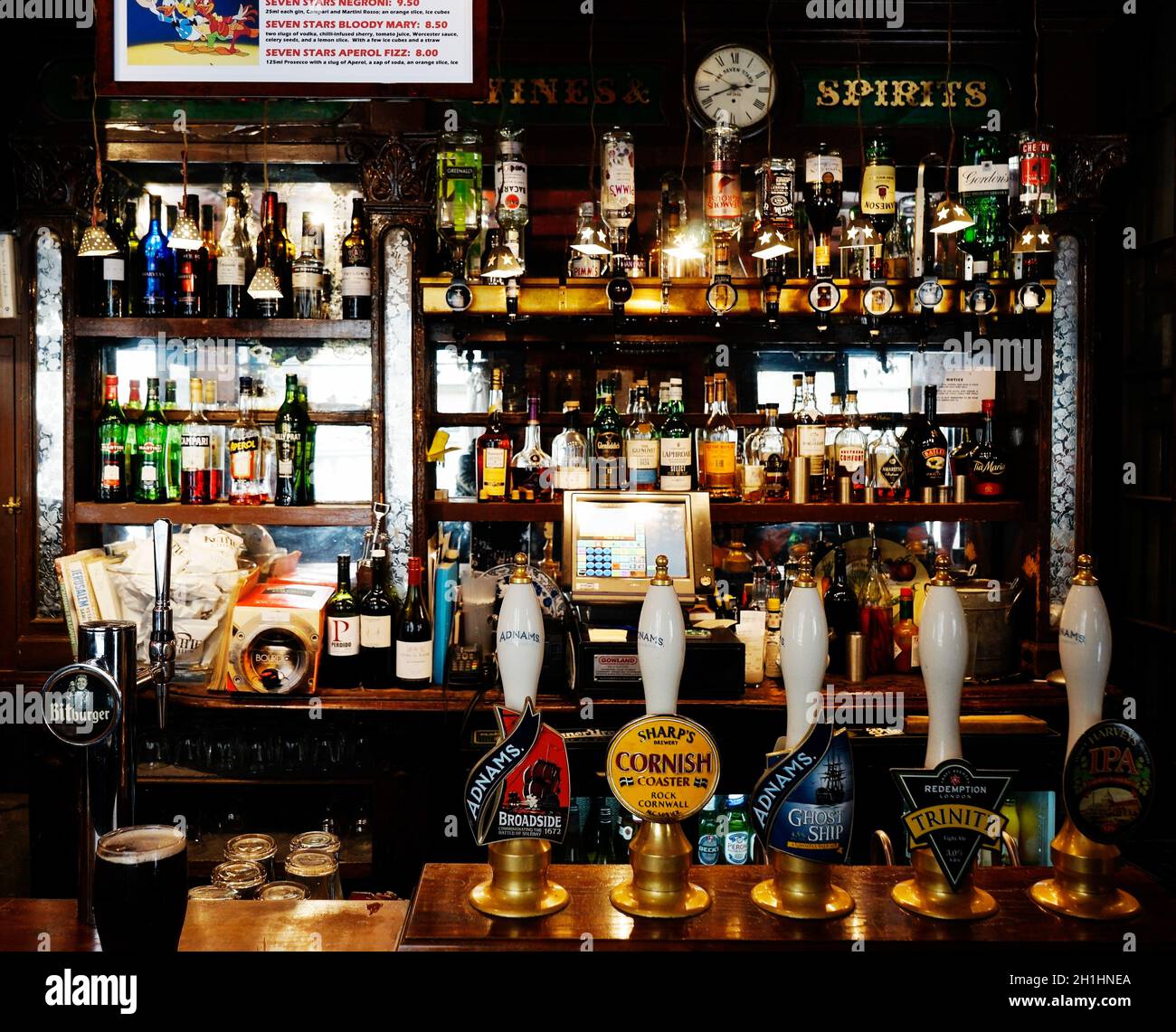 Old english pub interior hi-res stock photography and images - Alamy