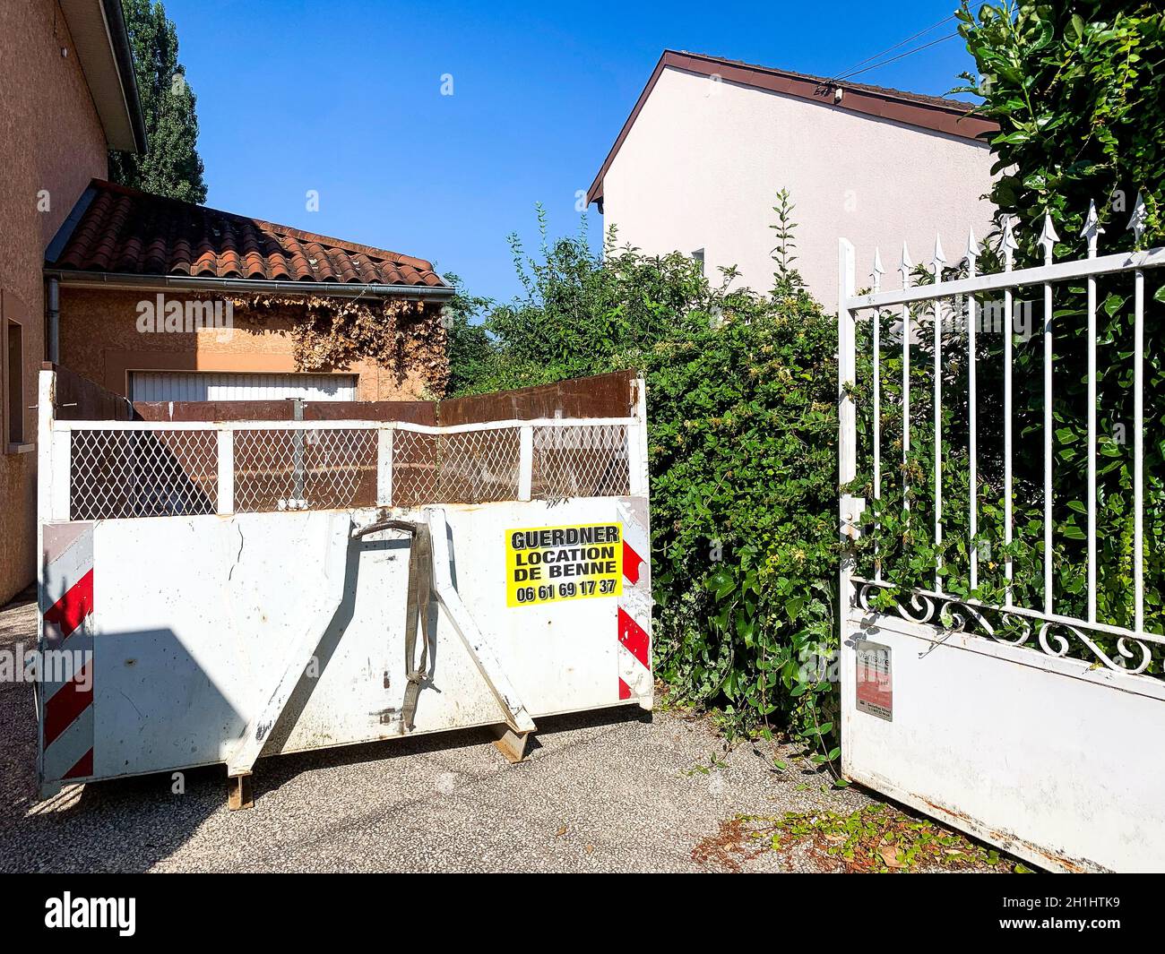 Bulky waste skip hi-res stock photography and images - Alamy