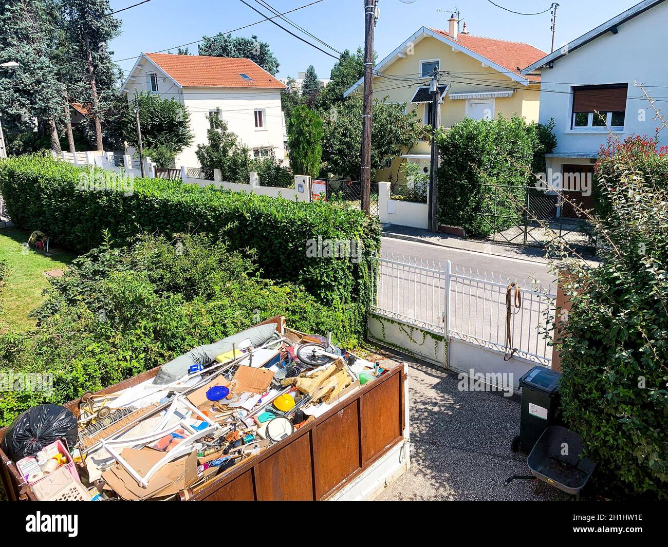 Bulky waste skip hi-res stock photography and images - Alamy