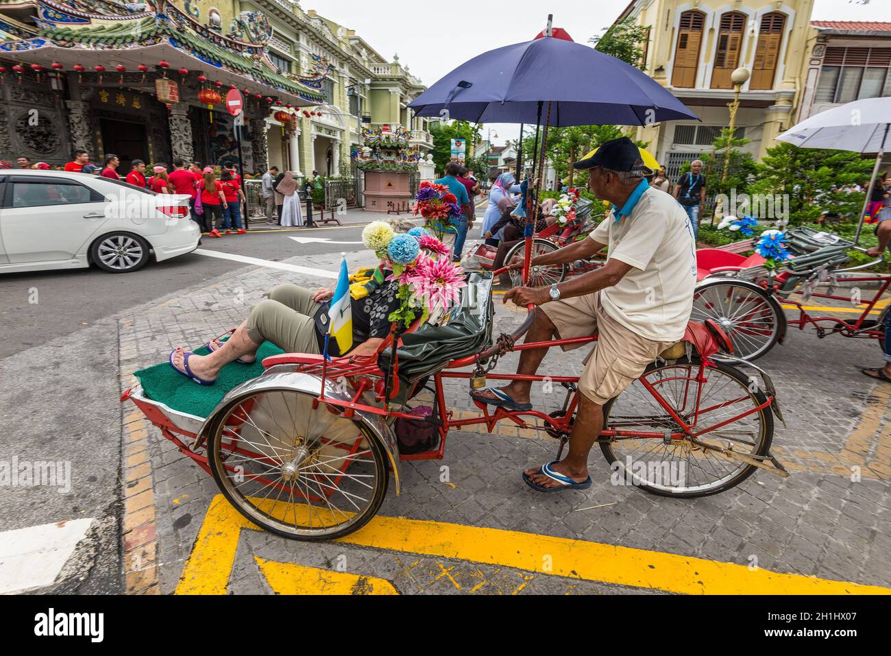 Rickshaw bike bicycle driver waiting hi-res stock photography and ...