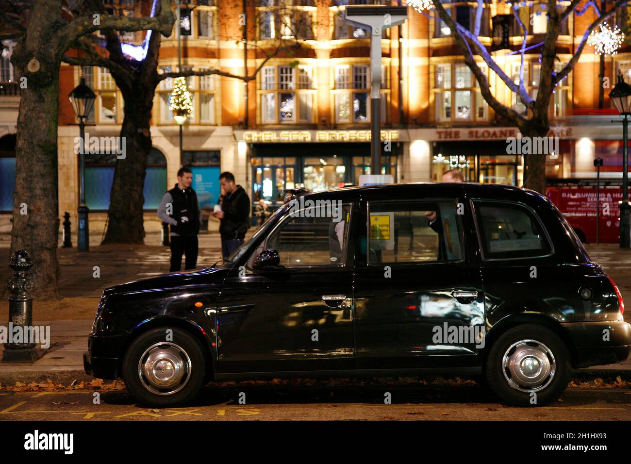 Londons iconic black cabs hi-res stock photography and images - Alamy