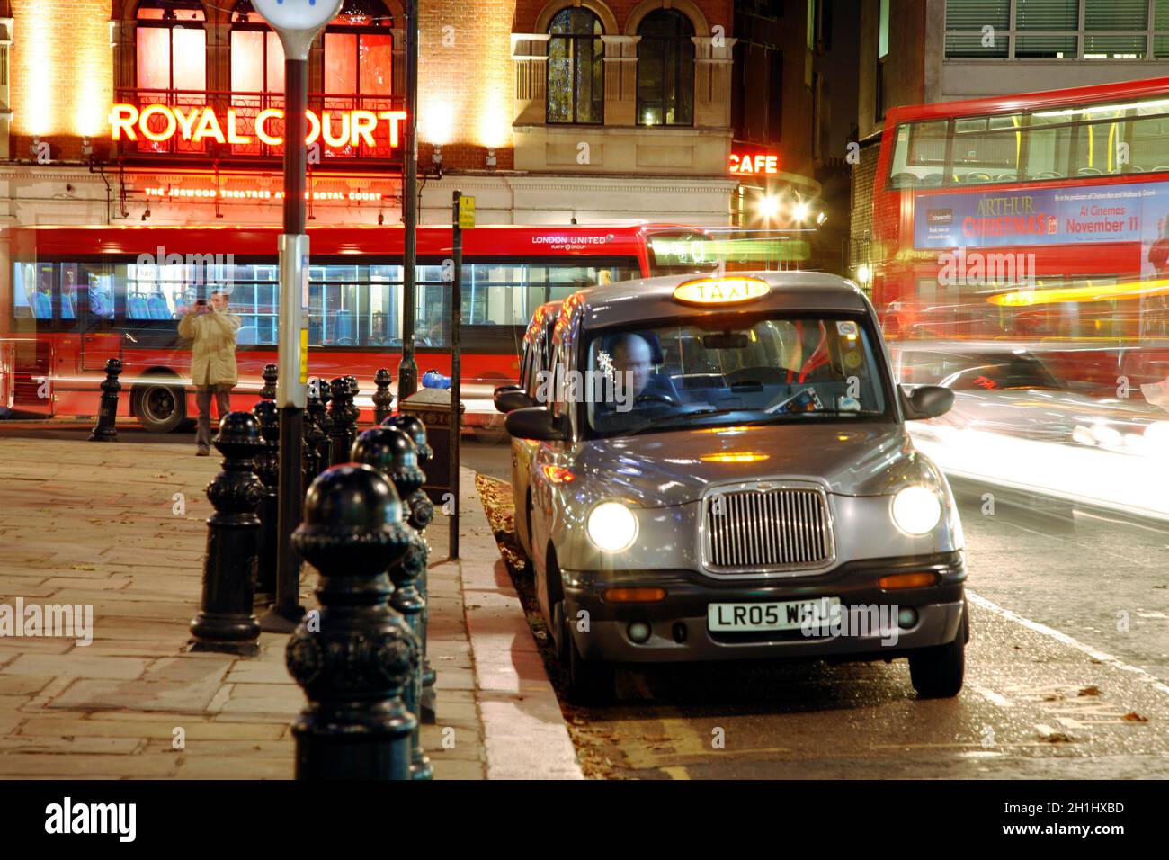 Londons iconic black cabs hi-res stock photography and images - Alamy