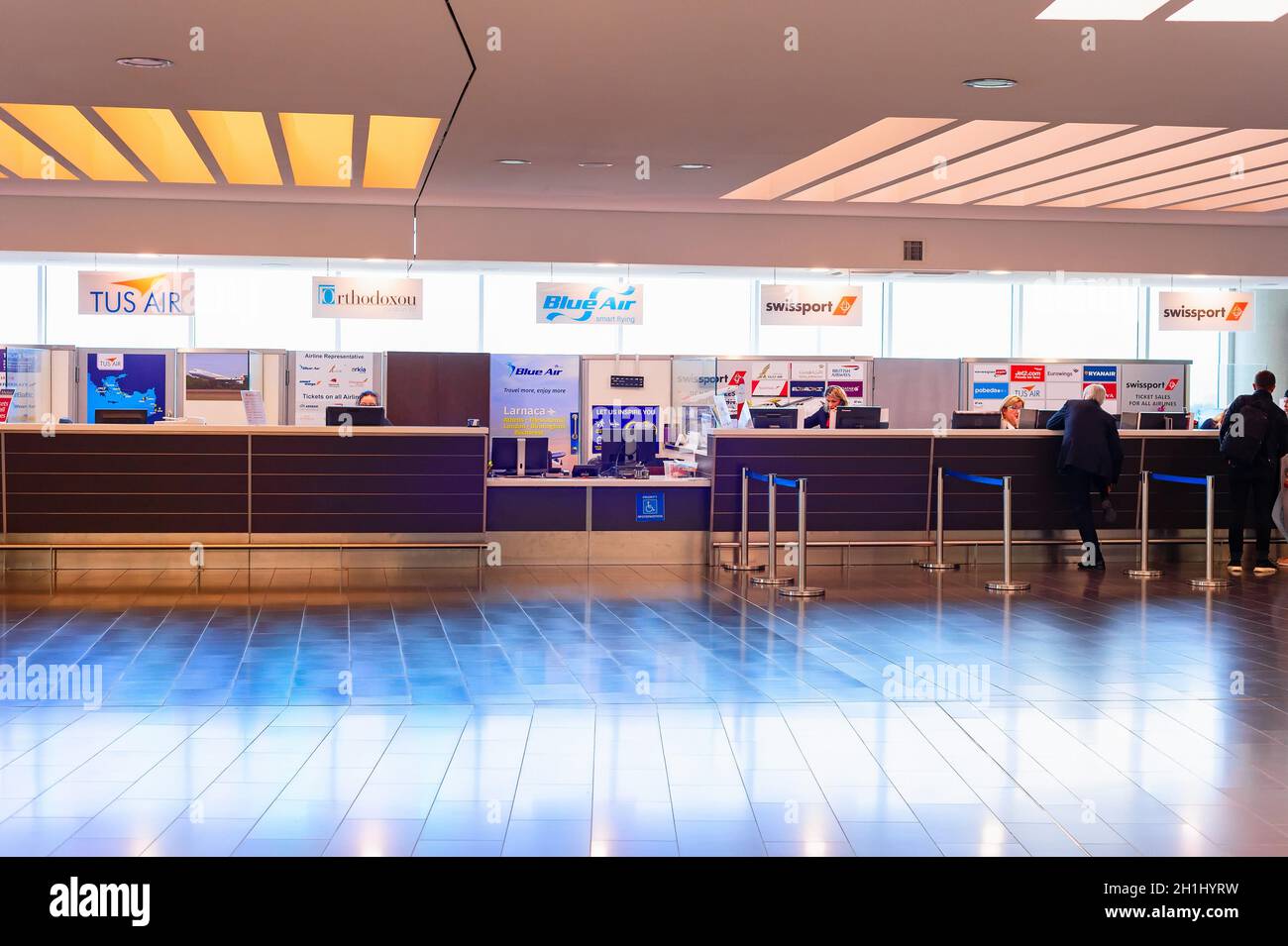 Reception desks hi-res stock photography and images - Alamy