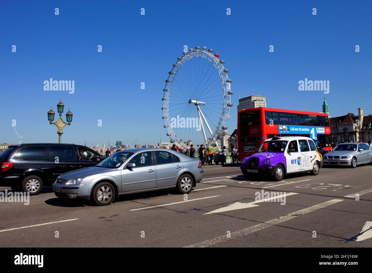 london street view with lots of cars and people Stock Photo - Alamy