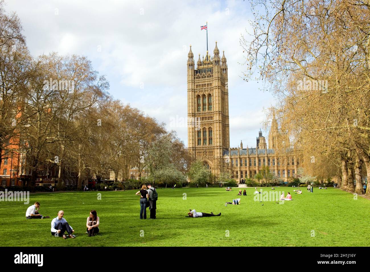 Big house people garden uk hi-res stock photography and images - Alamy