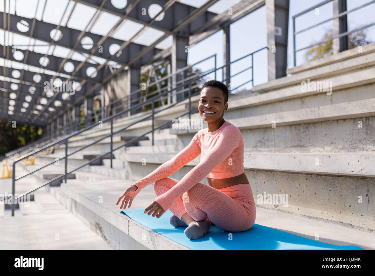 Camera posture african american hi-res stock photography and images - Alamy